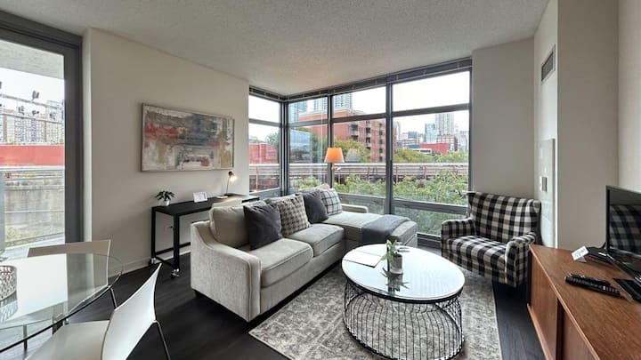 River North Corner 2 Bed With Balcony - Chicago, IL