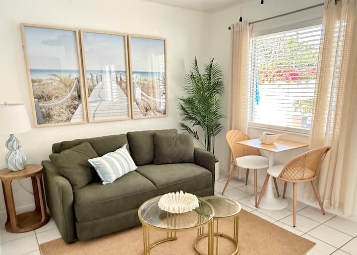 Cozy Beach Apt • Steps To Sand, Pier & Dining - Bahamas