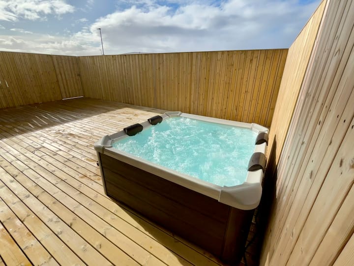 Premium Njarðvik Retreat With Outdoor Jacuzzi - Aéroport de Reykjavík Keflavík (KEF)