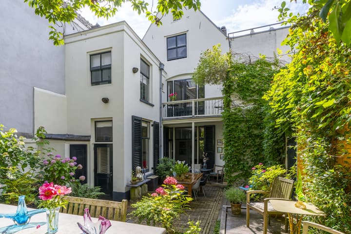Monumentaal Familiehuis Uit 1450 In Het Centrum - Utrecht