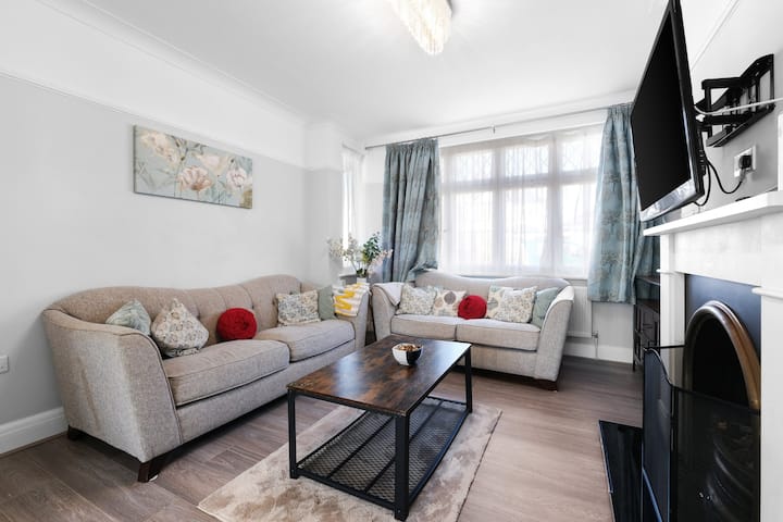 Spacious 5 Bedroom Family Home W/ Garden In Harrow - Harrow