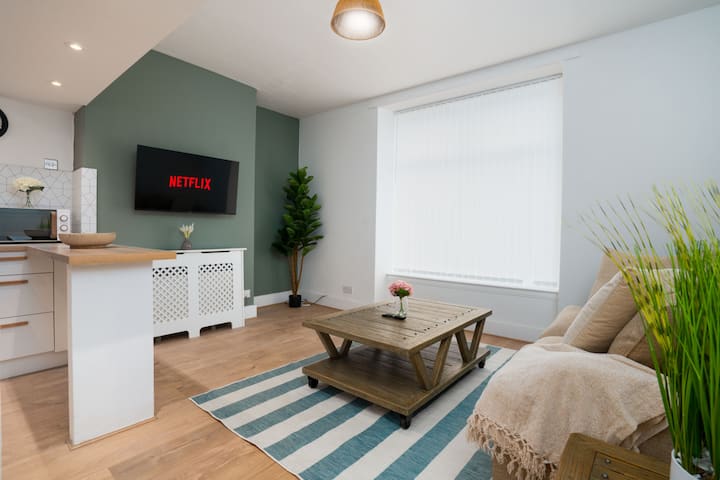 Parking |Sleeps 2 |1 Bedroom |New Interior - Aberdeen