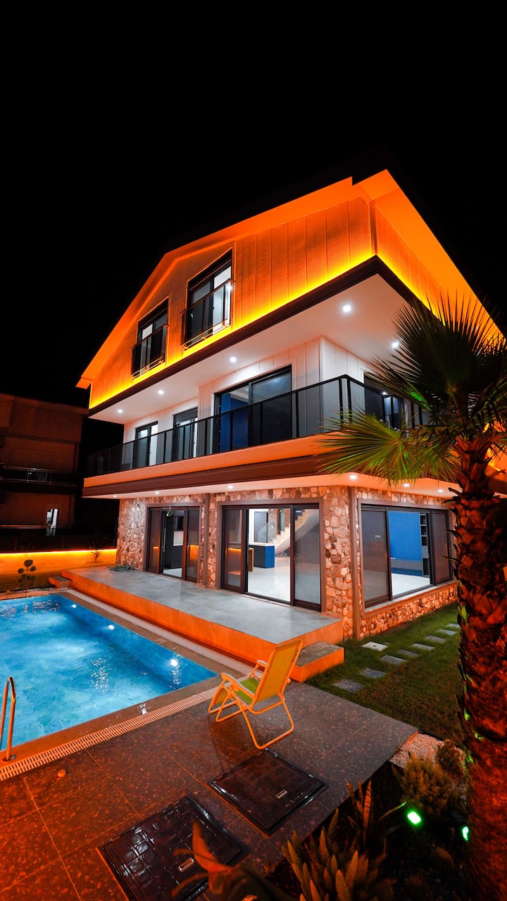 Luxury Villa With Pool - Side