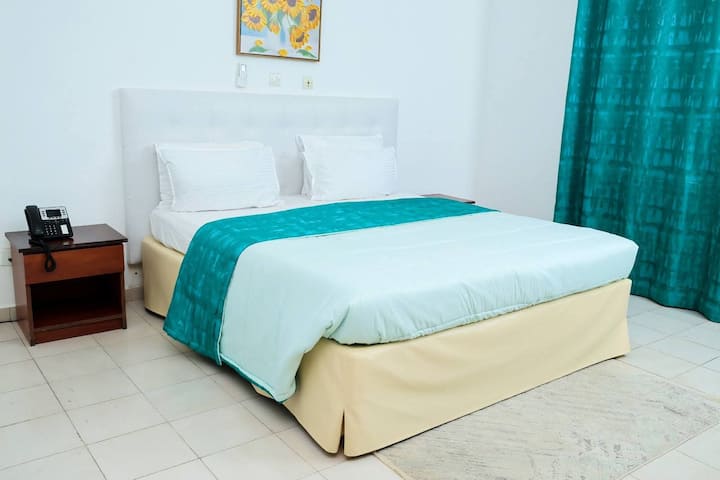 Royal Hôtel Et Résidences ; La Qualité Du Service - Abidjan