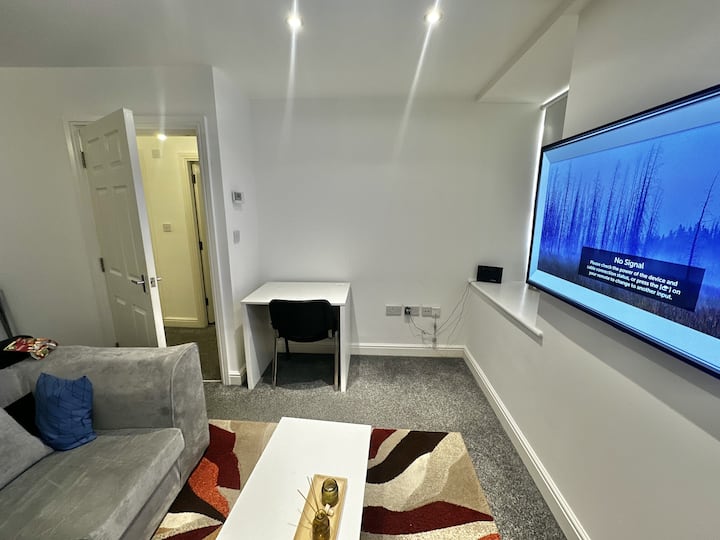 Clean Modern 1-bed Flat | Workspace| Free Parking - Stoke-on-Trent