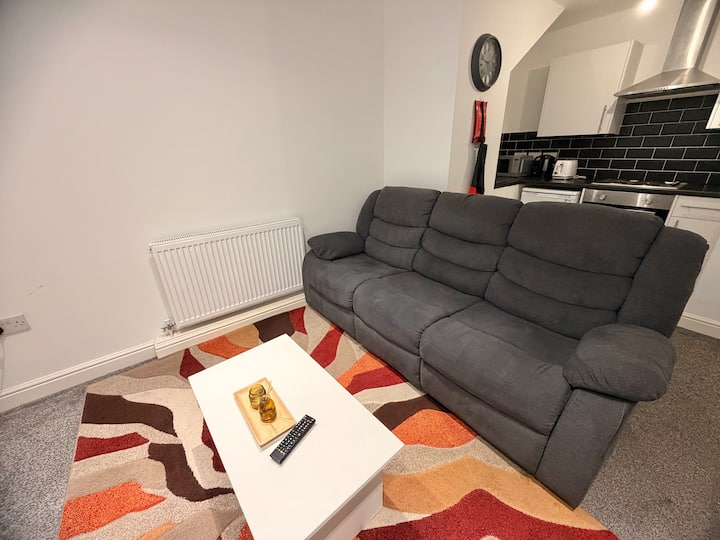 Clean Modern 1-bed Flat | Workspace| Free Parking - Stoke-on-Trent