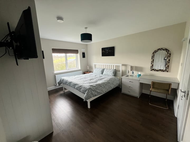 Comfortable Super King Room With En-suite And Tv - Blessington