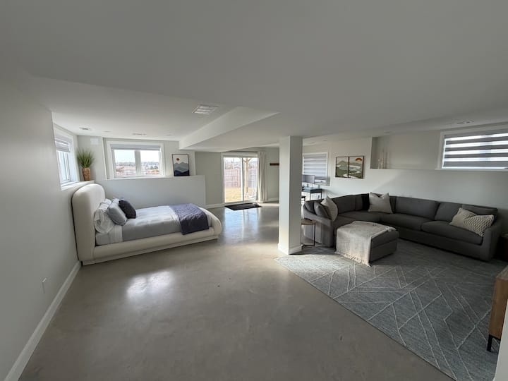 Loyalist Sunset - Walkout Basement Suite - Kingston, Canada