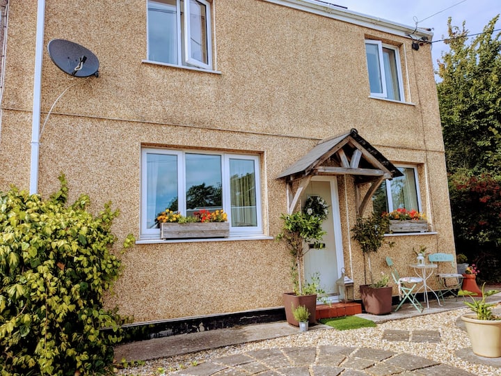 Large Semi Rural House - Bridgend