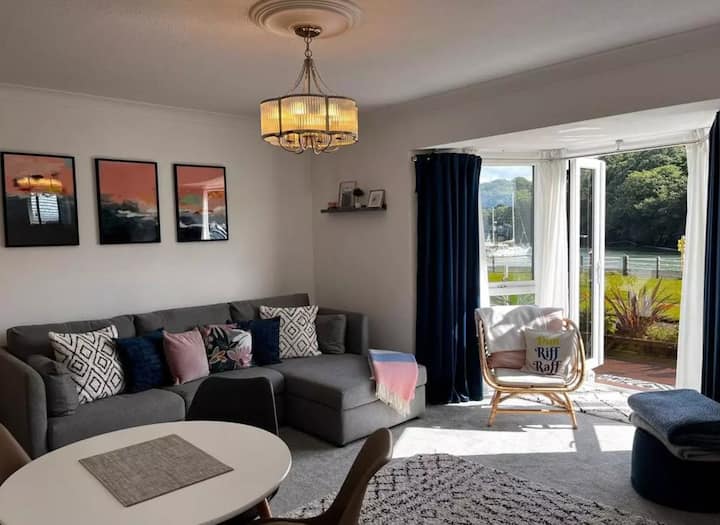 Modern Apartment With Idyllic Views Of The Marina - Pembrokeshire
