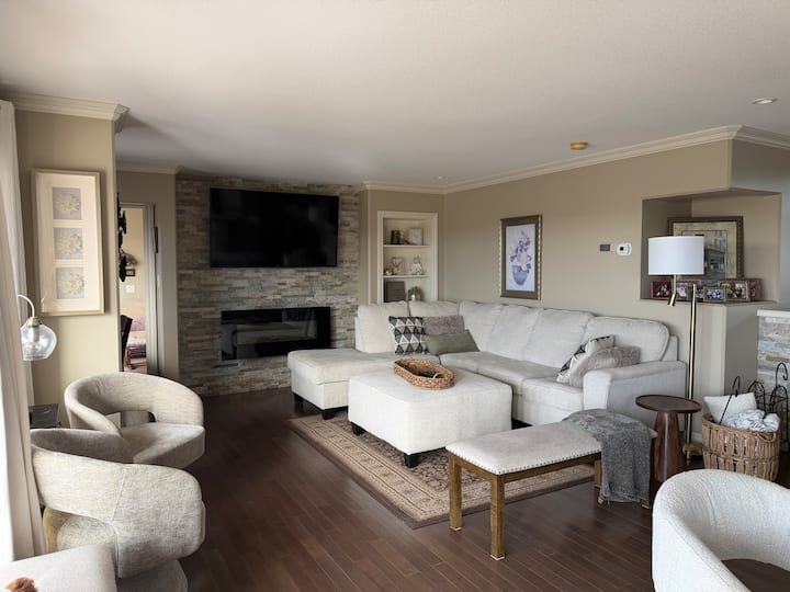 5 Star Stay With Amazing Views! - Lethbridge