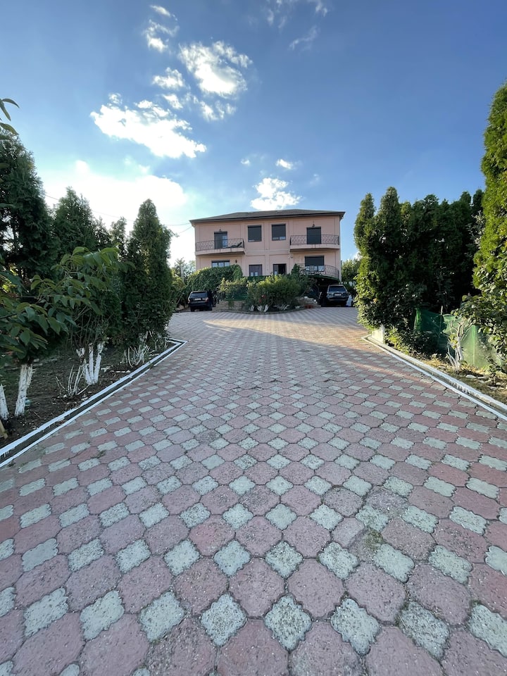 Elegant Villa Retreat In Bucium Quiet & Spacious - Iași