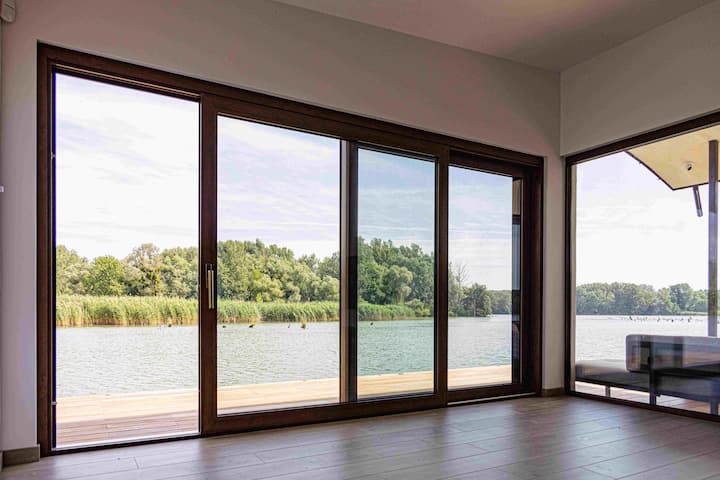 Luxurious Houseboat With Stunning River Views - Bratislava