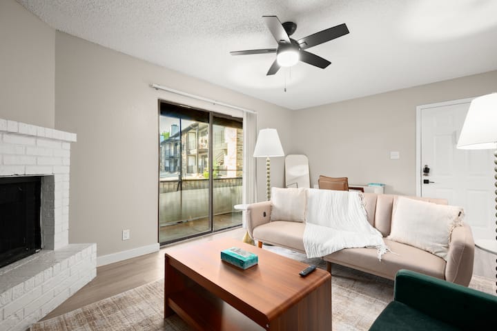 Designer Retreat • Private Patio •Pool• Round Rock - Round Rock, TX