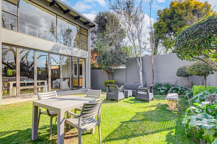 Elegant 4bed Parkhurst Home | Solar & Backup Water - Johannesburg