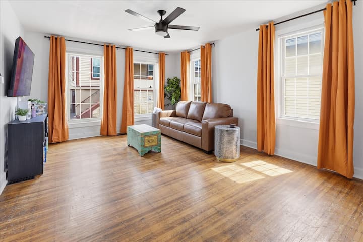 Comfy 1 Bed 1 Bath Near Downtown Indy - Sleeps 4 - Indianapolis, IN