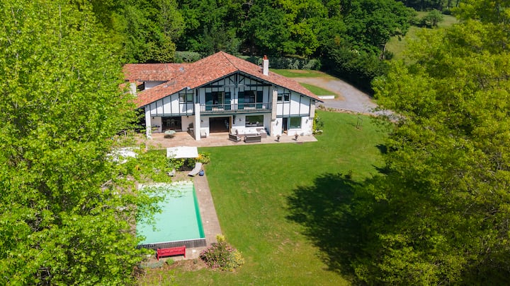 Grande Villa Basque Avec Piscine Proche Biarritz. - Espelette