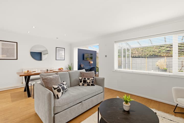 New! 4br Driveway Parking, Work Space & Fast Wifi - Warwick