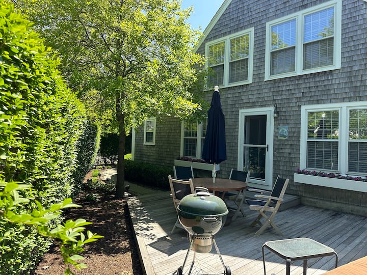 In-town Cottage • Private Patio • Quiet Cul-de-sac - Galley Beach, Nantucket