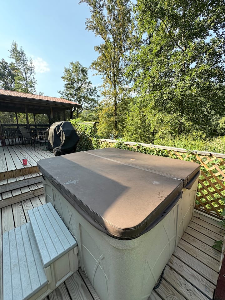 Cozy Cedar Retreat With Hot Tub On 100 Acres - Nashville, TN