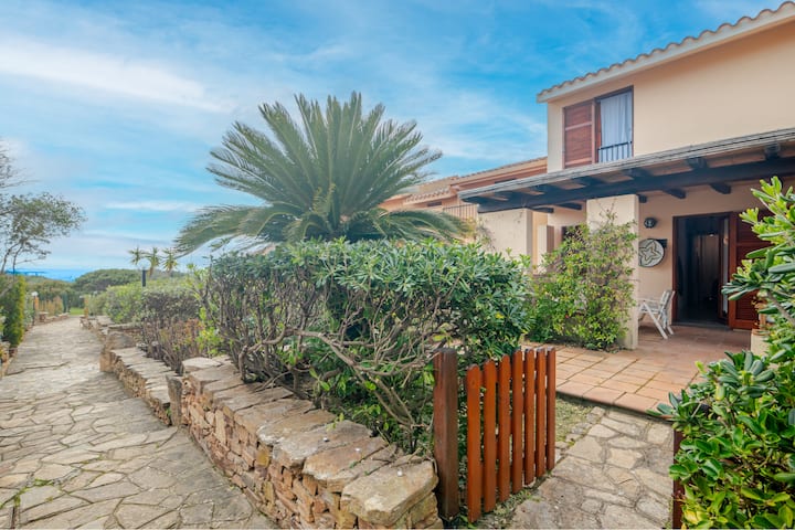 Vista Mare, Casa Su 2 Piani Con Giardino Privato - Budoni