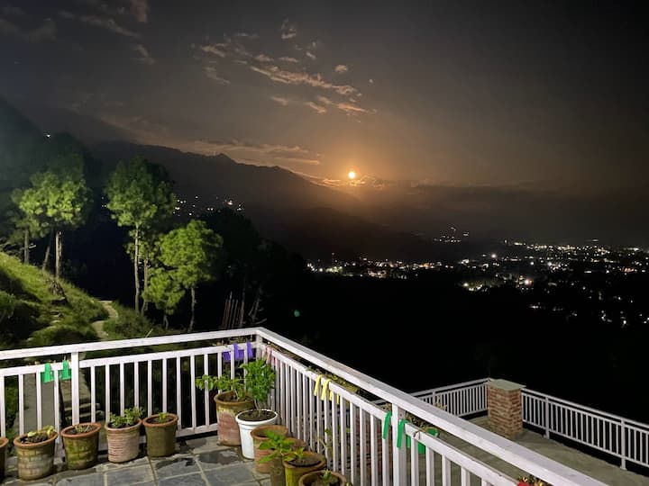 Mountain Homestay W/ Pahari Mutton & Views, Hp - Palampur