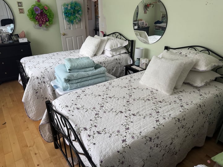 Sunny 2-bed Room With Private Bathroom In Country! - Middletown, CT