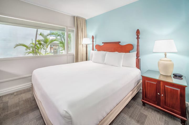 Beachside Room - Your Kahului Retreat, Pool Access - Maui, HI