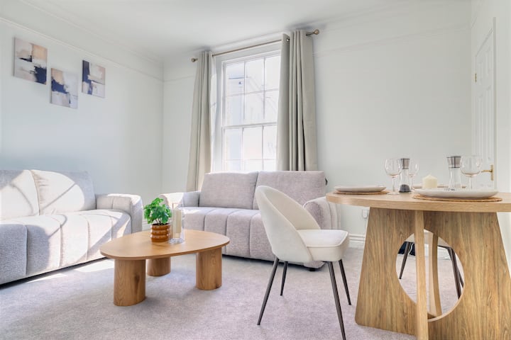 Maidstone Centre | Parking | Wifi | Sleeps 5 - St Leonard's Tower