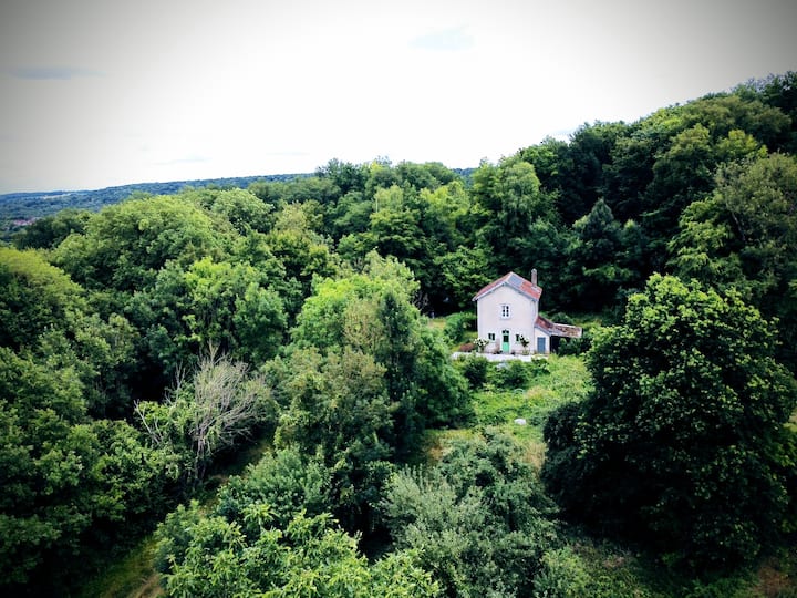 Maison Isolée Nature Fête Autorisée 24 H 24 ! - France