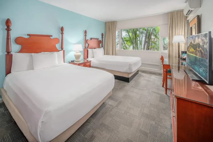 Kahului Hideaway: Beachfront Stay W/ Pool, 4 Rooms - Maui, HI