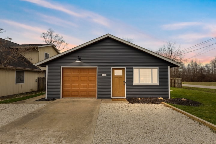 Shorefield Retreat, Walk To The Lake, Pet Friendly - Medina, OH