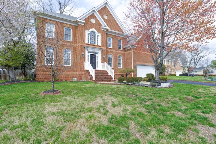 Luxury Mansion • Game Room • Piano • 4br Tvs - Manassas, VA