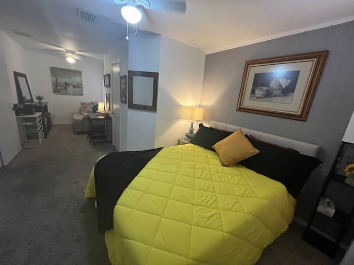 Lovely Bedroom/living Combo W/private Bath & Pool! - Stafford, TX