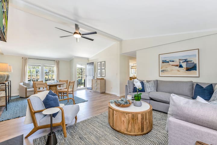 Lakefront Retreat W/ Dock, Hot Tub & Game Room - Denver, NC