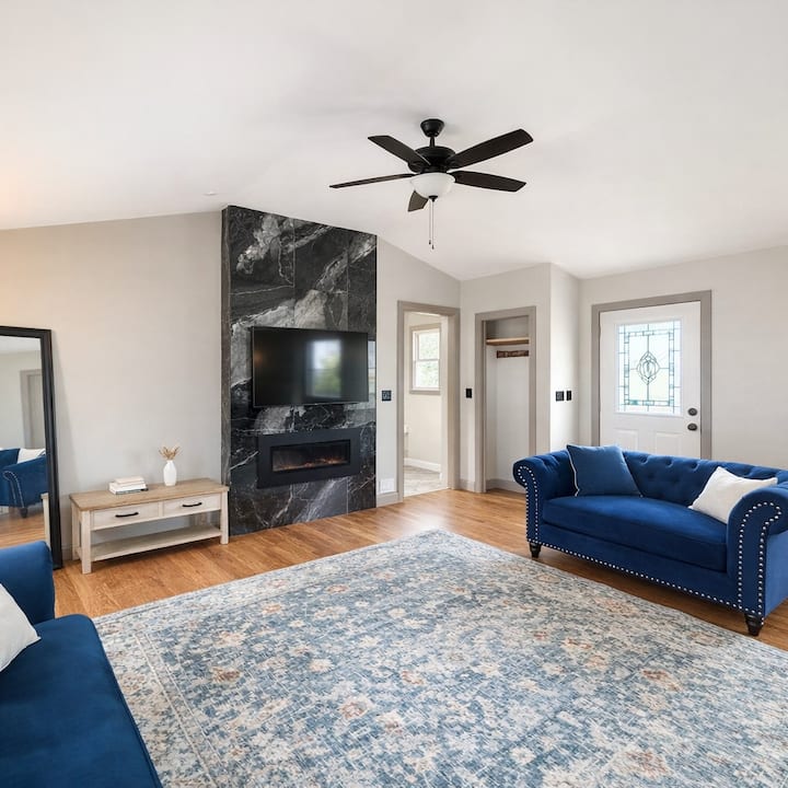 Ultimate 8bed Retreat W/ 2+ Kitchen & Living Rooms - Sterling Heights, MI