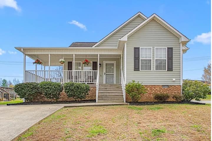 Charming Modern Retreat 1 Mi. From Elon University - Burlington, NC