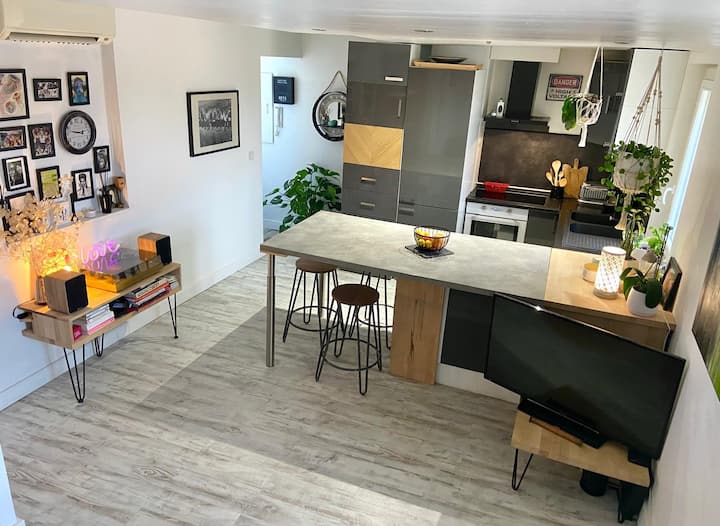 Plein Centre Du Village : T3 Sous Les Toits - Carnon