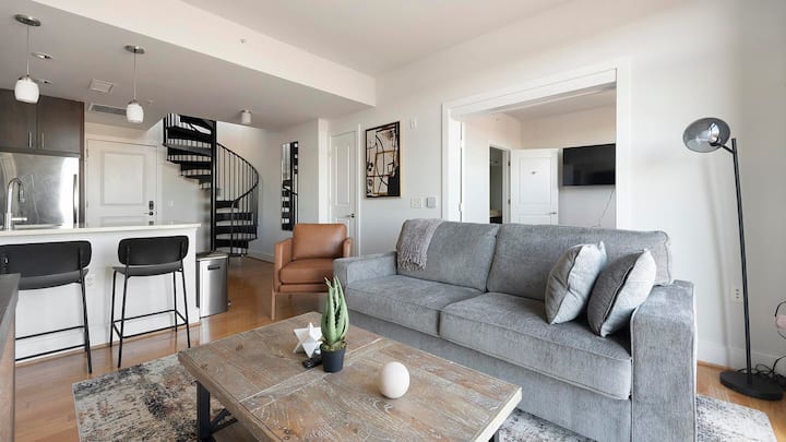 Landing | Chic 2bd, Pool - Montgomery County, MD