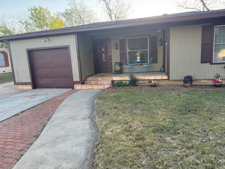 Grandma's Cottage 3/1 With Screened In Porch - Abilene, TX