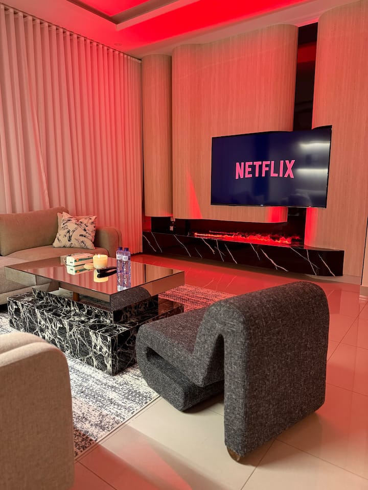 شقة بثلاث غرف نوم وصالتين مع وجود حوش وجلسة خارجية - Riyadh