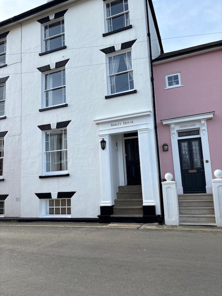 Barley House, Luxurious Beach Facing Accommodation - Southwold