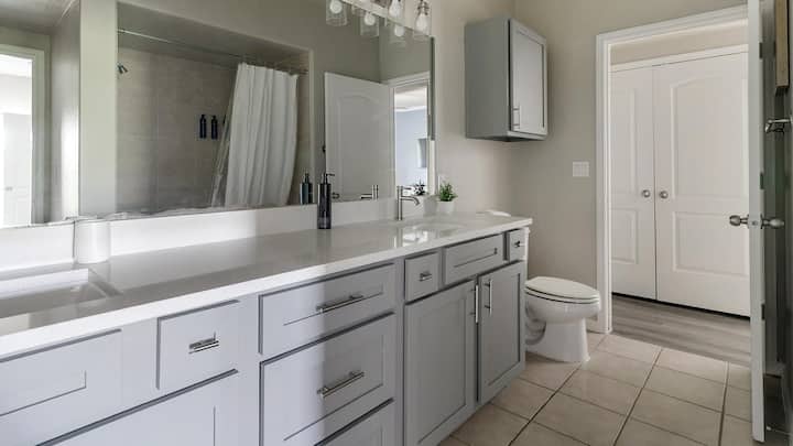Landing | Stunning 1bd, Clubhouse - Houston