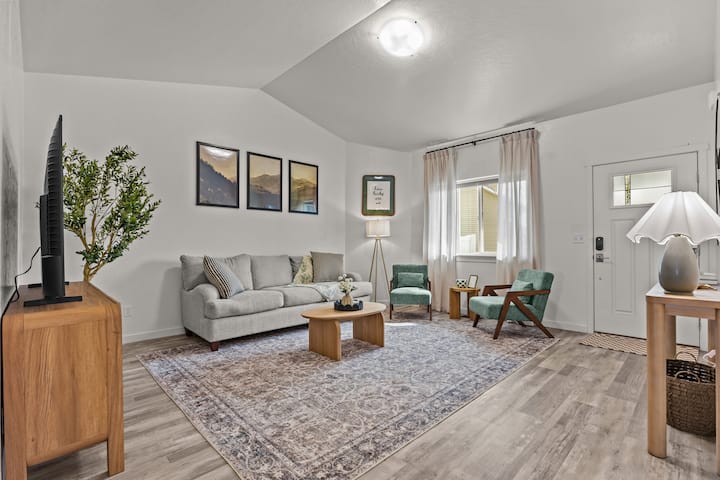 Modern 3br Home |Garage + Yard| Near Black Canyon - Montrose, CO