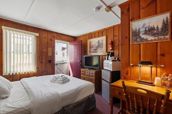 The Littleton Motel - Queen Room - Littleton, NH