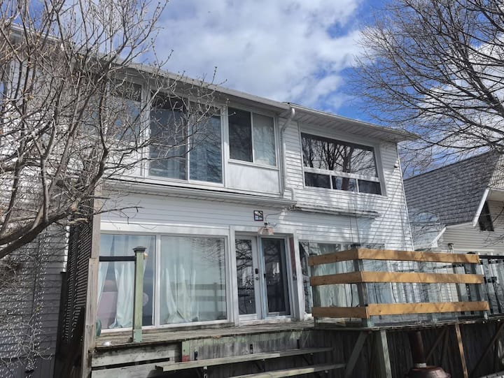 Modern Spacious Home W/ Parking Near Lake View - Oshawa