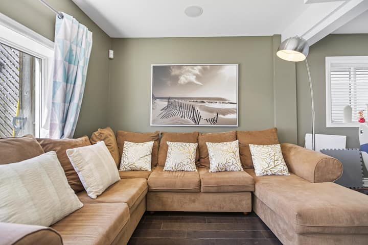 Modern Spacious Home W/ Parking Near Lake View - Oshawa