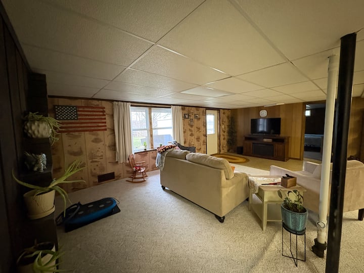 Spacious Private Suite King Bed, Patio + Fire Pit - Dubuque, IA