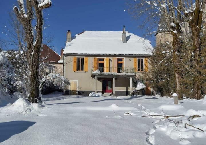 Maison Jurassienne Avec Jardin Plein Centre Mouthe - Mouthe