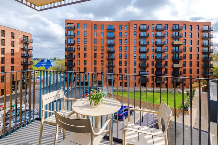 Large 3 Bed | Balcony | Free Parking | Sleeps 6 - Stockport